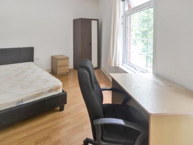 4 bedroom Semi detached house To Let