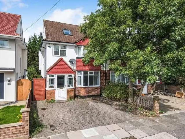4 bedroom Semi Detached House to rent, Beech Way, Twickenham.