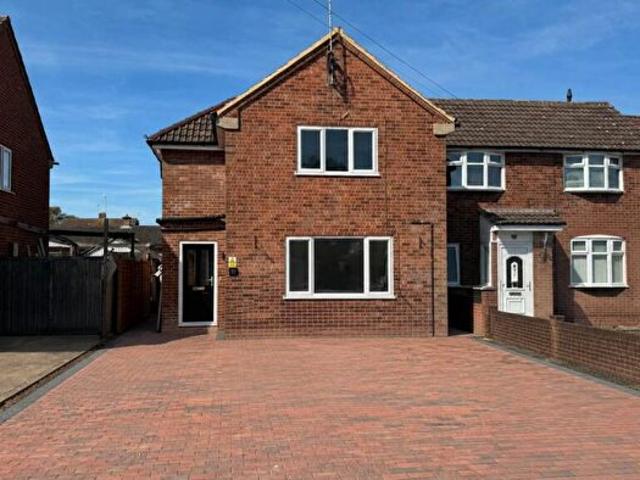 4 Bedroom Semi Detached House To Rent In Meadowcroft, Aylesbury, HP19