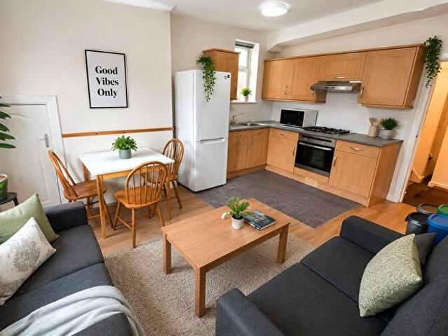 4 Bedroom Semi Detached House To Rent In City Road, Beeston, NG9