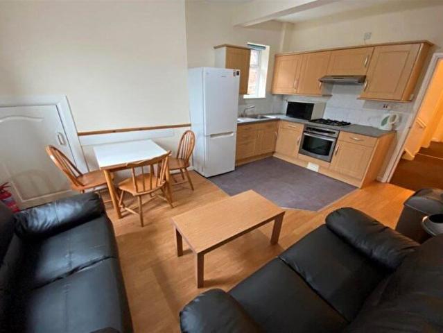 4 Bedroom Semi Detached House To Rent In City Road, Beeston, NG9