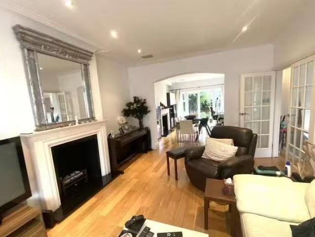 4 bedroom semi detached house to rent in Golders Green Crescen.