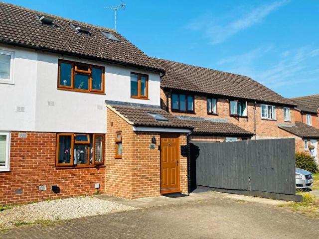4 Bedroom Semi Detached House To Rent In Kestrel Way, Bicester, Oxfordshire, OX26