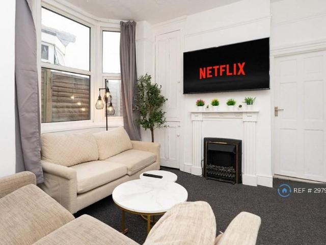 4 bedroom semi detached house to rent