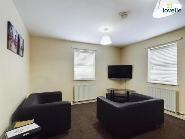 4 bedroom semi detached house to rent