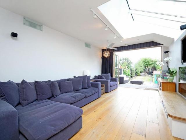 4 bedroom semi detached house to rent