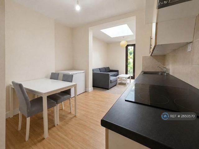 4 bedroom semi detached house to rent