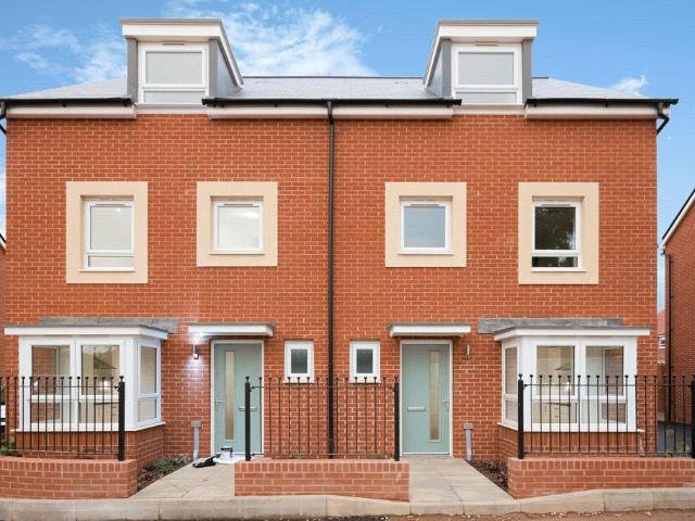 4 bedroom semi detached house to rent