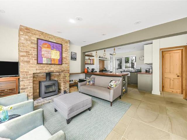 4 bedroom semi detached house to rent