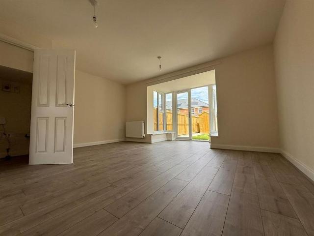 4 bedroom semi detached house to rent