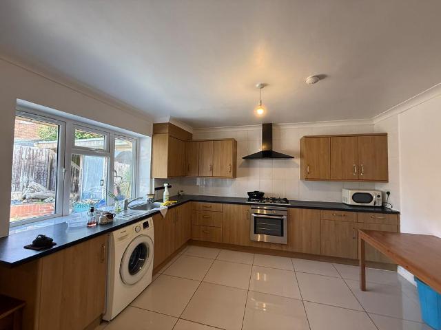 4 bedroom semi detached house to rent