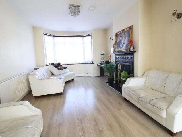 4 bedroom semi detached house to rent
