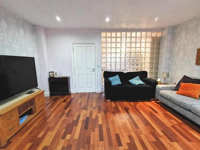 4 bedroom semi detached house to rent