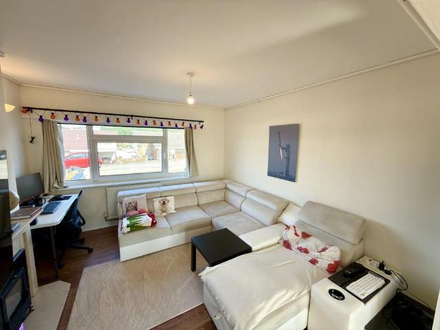 4 bedroom semi detached house to rent