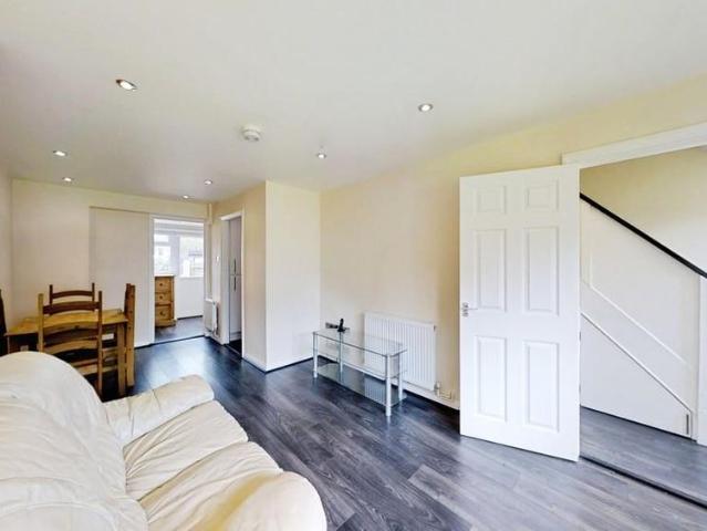 4 bedroom semi detached house to rent