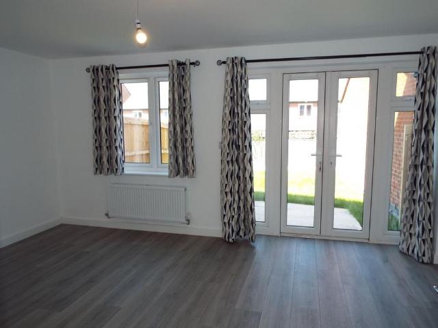 4 bedroom semi detached house to rent