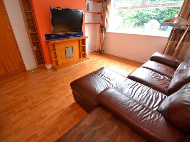 4 bedroom semi detached house to rent