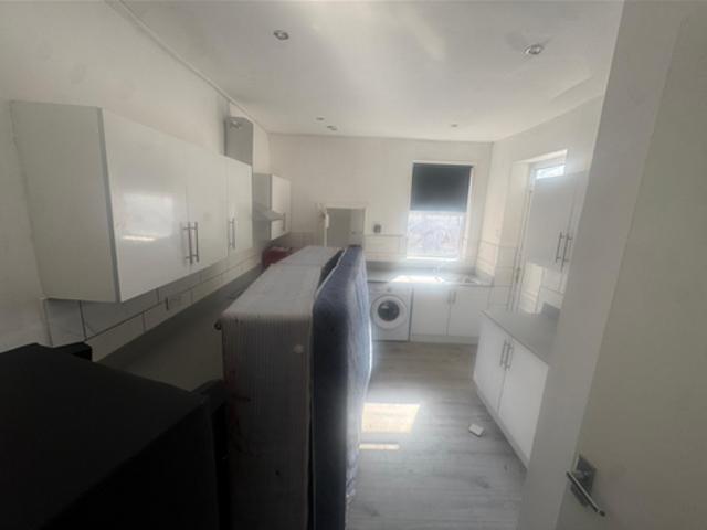 4 bedroom semi detached house to rent