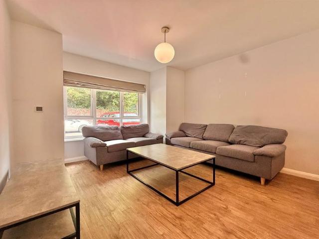 4 bedroom semi detached house to rent