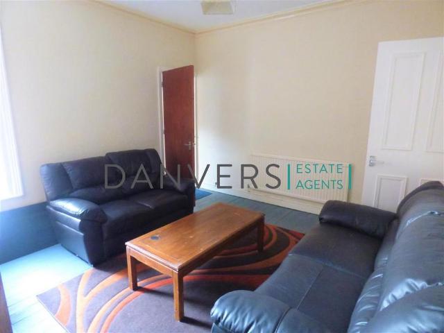 4 bedroom semi detached house to rent