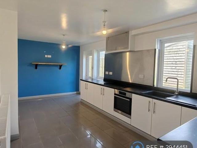 4 bedroom semi detached house to rent