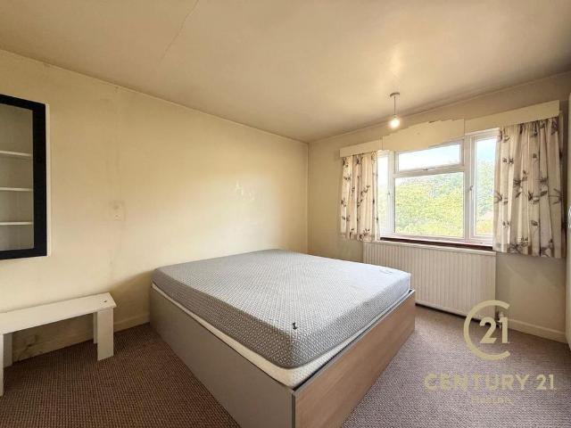 4 bedroom semi detached house to rent