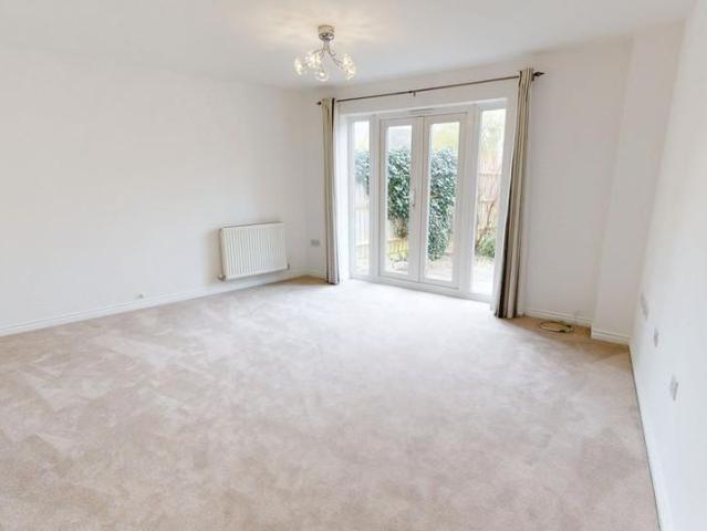 4 bedroom semi detached house to rent