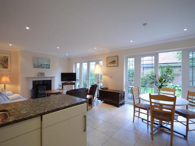 4 bedroom semi detached house to rent