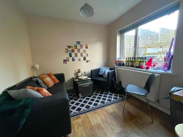 4 bedroom semi detached house to rent