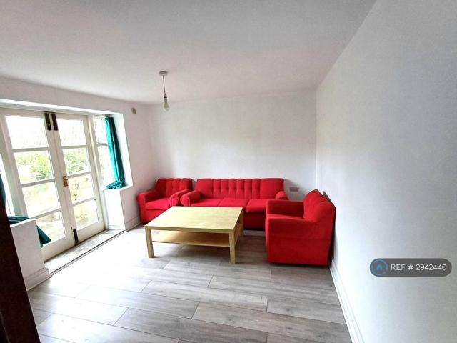 4 bedroom semi detached house to rent