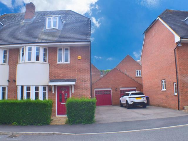 4 bedroom semi detached house to rent