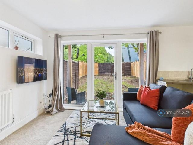 4 bedroom semi detached house to rent