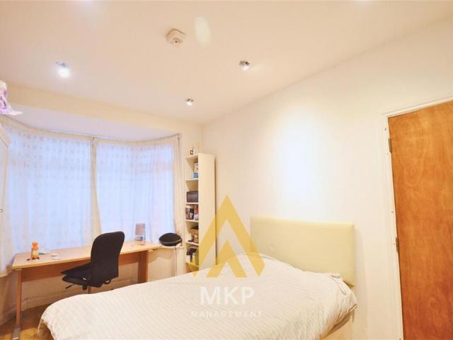 4 bedroom semi detached house to rent