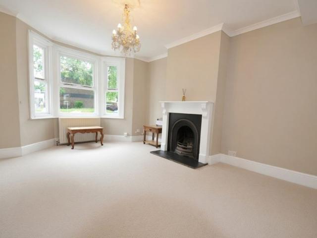 4 bedroom Semi detached house to rent