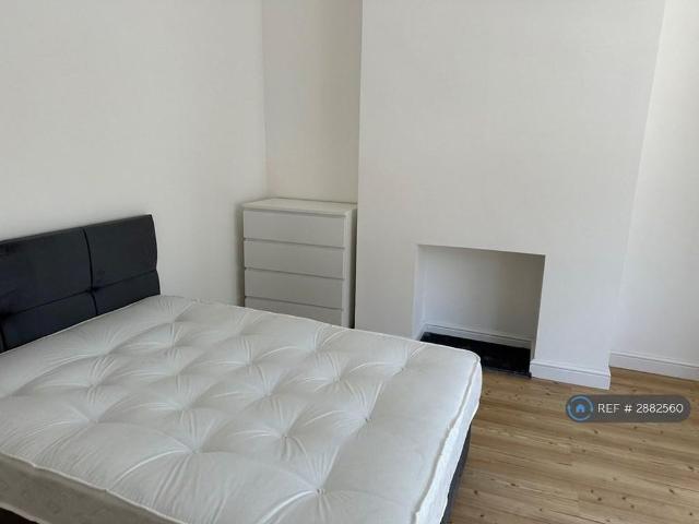 4 bedroom semi detached house to rent