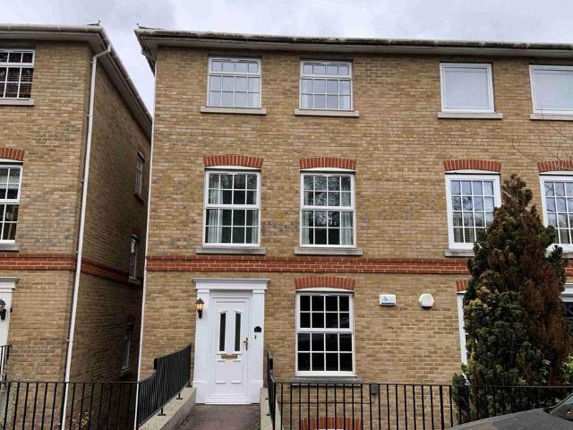 4 bedroom semi detached house to rent
