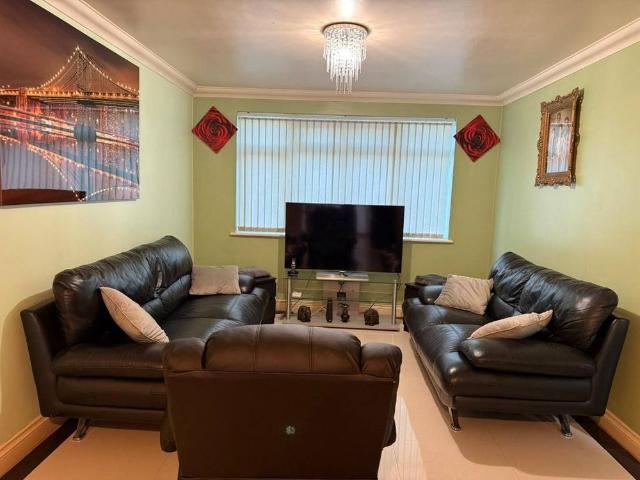 4 bedroom semi detached house to rent