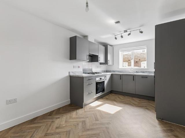 4 bedroom semi detached house to rent