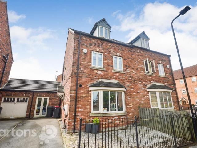 4 bedroom semi detached house to rent