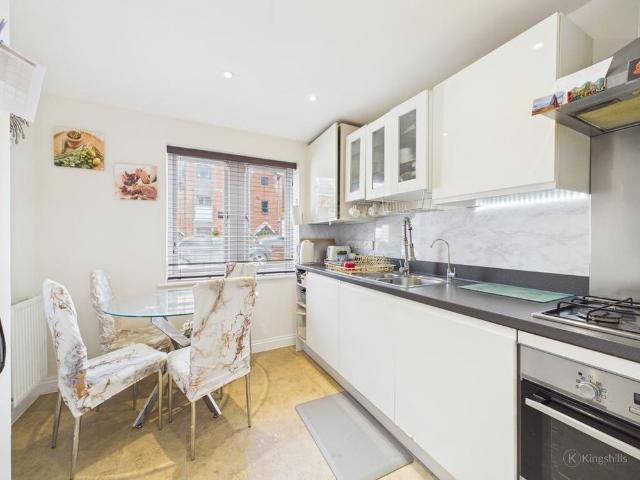 4 bedroom semi detached house to rent