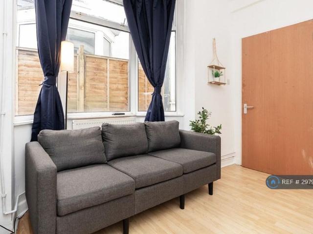 4 bedroom semi detached house to rent