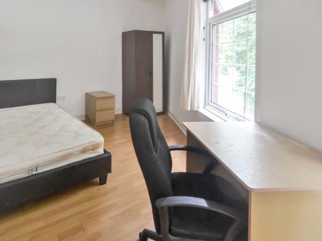4 bedroom semi detached house to rent
