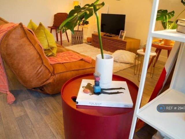 4 bedroom semi detached house to rent