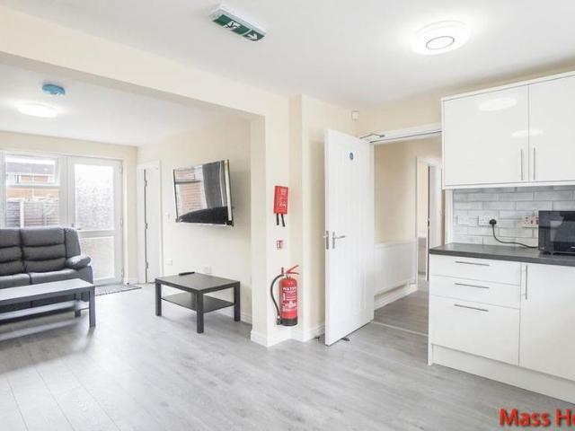 4 bedroom semi detached house to rent
