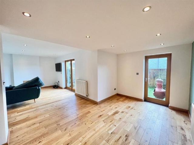 4 bedroom semi detached house to rent