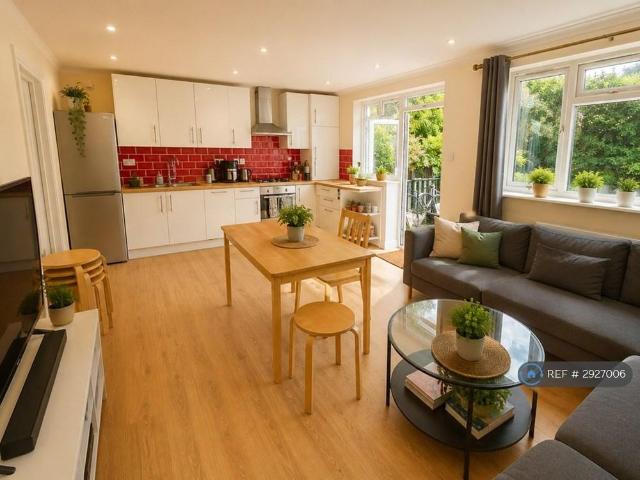 4 bedroom semi detached house to rent