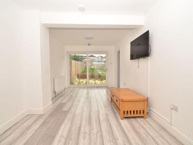 4 bedroom semi detached house to rent