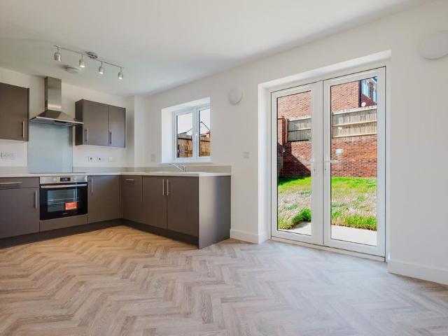 4 bedroom semi detached house to rent