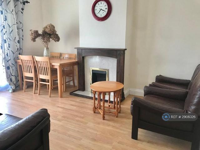 4 bedroom semi detached house to rent