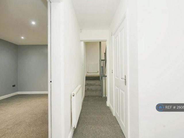 4 bedroom semi detached house to rent